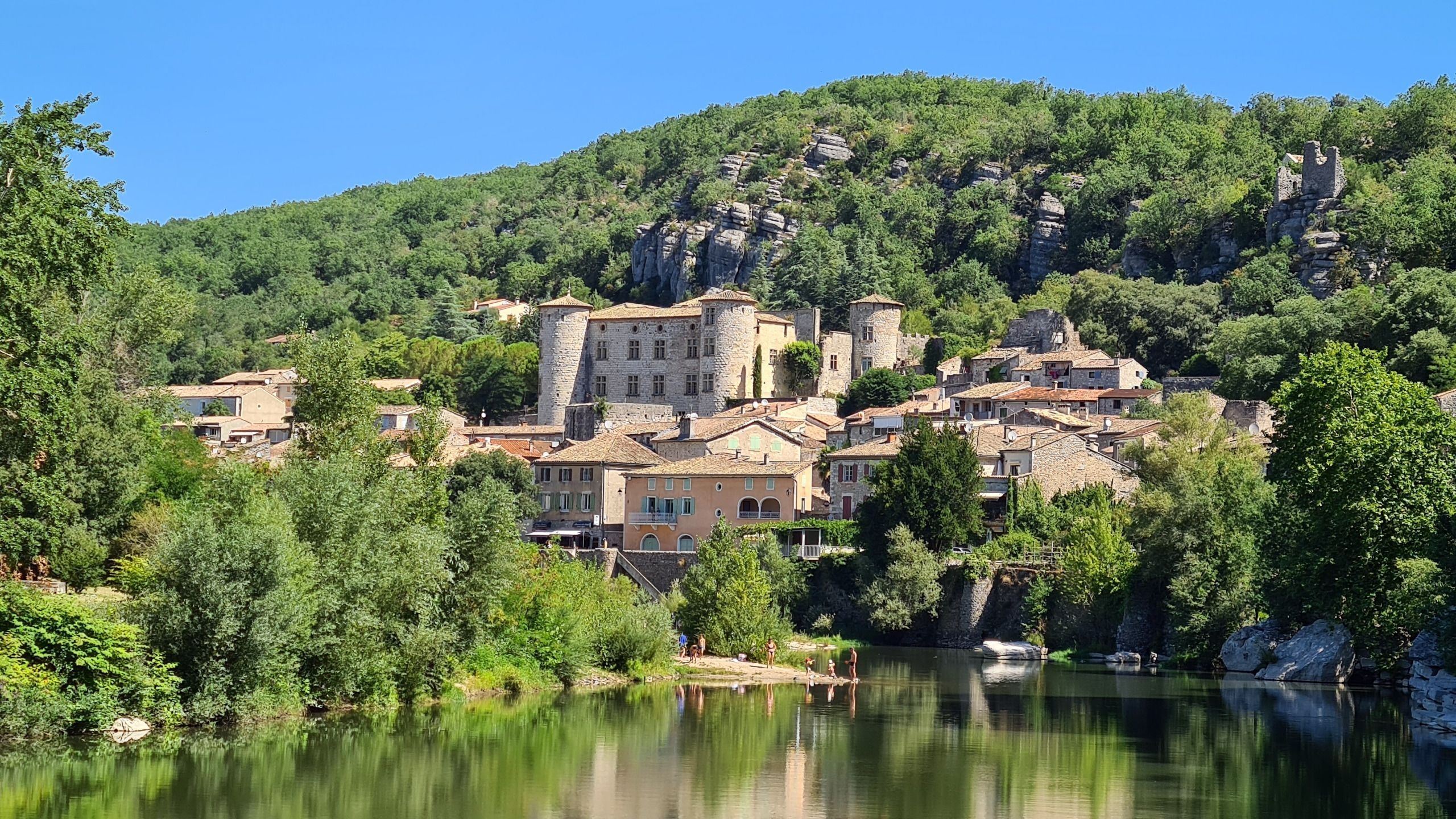 Les Cèdres: hôtel 3 étoiles et restaurant à Joyeuse en sud Ardèche